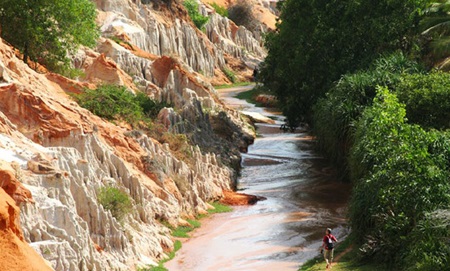 Discover the river and red sand cliffs of Mui Ne's Fairy Stream - Môi ...