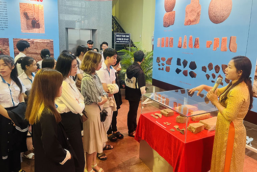 Learning more about the homeland through archaeological relics in Phu ...